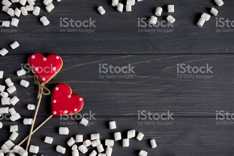 마시멜로와 검은 나무 배경에 막대기에 두 진저 브레드 마음의 사진 마음으로 인사하는 프레임입니다 발렌타인 데이 배너입니다 위에서 보기 0명에 대한 스톡 사진 및 기타 이미지