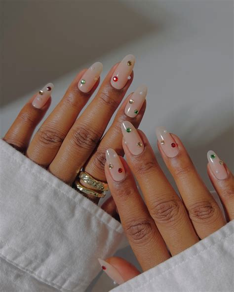 Манікюр на новий рік 2025 фото РБК Україна