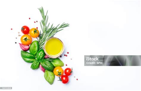 지중해 식단을위한 신선한 여름 매운 허브와 향신료 기치 토마토 녹색 바질 올리브 오일 마늘 및 기타 흰색 배경에 비건 건강 식품 요리 컨셉 탑뷰 복사 공간 건강한 식생활에