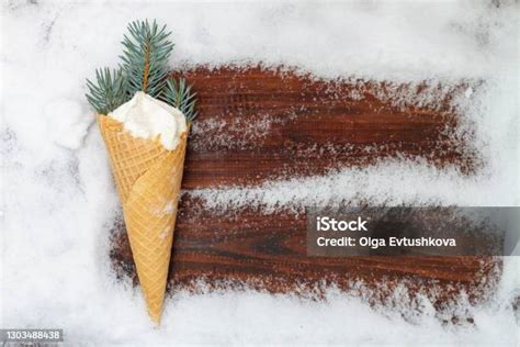 흰색 아이스크림 선데와 눈 위에 녹색 가문비 나무 가지와 나무 갈색 배경콘 복사 공간 12월에 대한 스톡 사진 및 기타 이미지 12월 가문비나무 갈색 Istock