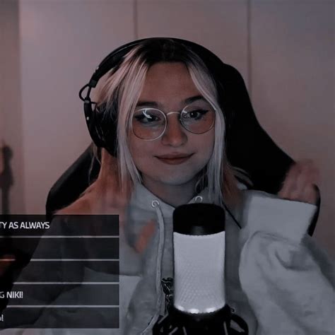 Niki Nihachu Dream Team Mirror Selfie Selfie