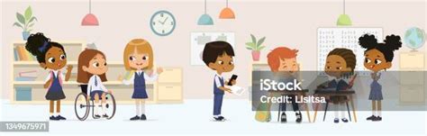 수업 포함 교육 벡터 배너를 즐기는 테이블에 앉아 말하는 학교 유니폼에 쾌활한 다양한 아이들 휠체어를 탄 어린 소녀는 여학생과