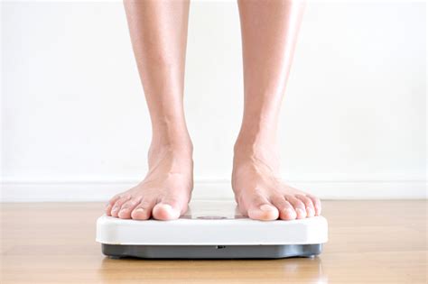 비늘 무게에 서 있는 남자의 다리 건강과 체중 감량의 개념 개념에 대한 스톡 사진 및 기타 이미지 개념 개념과 주제 과체중 Istock