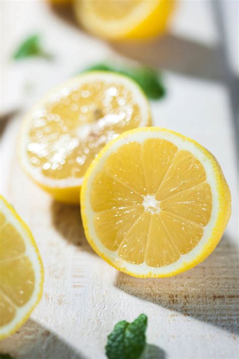 픽셀다이어트 레몬의 효능들 레몬에는 비타민 C와 구연산이 많아 신맛이 강하고 음식에 들어가면 이