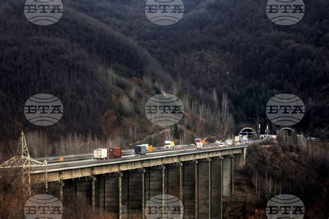 Движението при 35 км на автомагистрала Хемус в посока Варна е възстановено съобщиха от АПИ Утро