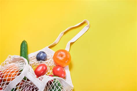 에코 백에 식료품 과일과 채소 친환경 플랫 레이가 있는 에코 천연 가방 지속 가능한 라이프 스타일 개념 제로 폐기물 음식 쇼핑