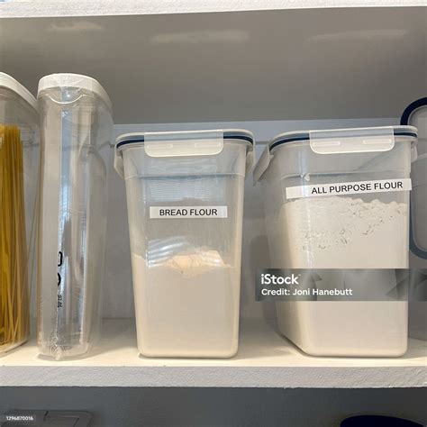 플라스틱 용기에 파스타와 밀가루의 다양한 종류와 조직 식료품 저장실 선반 0명에 대한 스톡 사진 및 기타 이미지 0명 가득