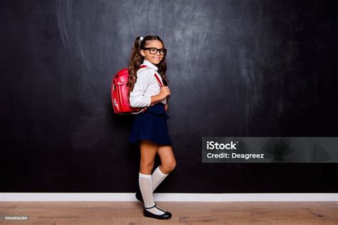 크기 몸 길이 좋은 스마트 귀여운 세련 된 사랑 스러운 작은 소녀 가방 흰 블라우스 셔츠와 블루 스커트에 곱슬 땋은 전체 검은