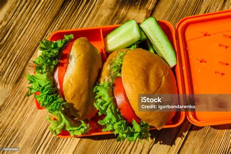 나무 테이블에 도시락에 상 추와 함께 햄버거입니다 상위 뷰 0명에 대한 스톡 사진 및 기타 이미지 0명 가공육 감자 요리 Istock