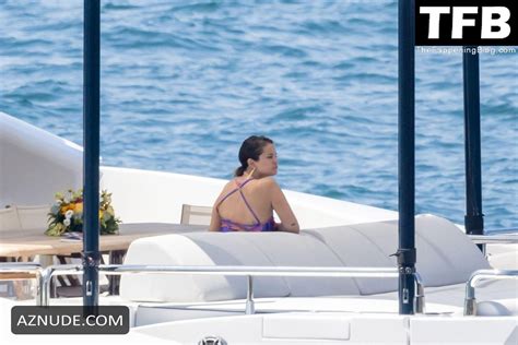 Selena Gomez Sexy Seen In Her Tempting Hot Swimsuit During Italian