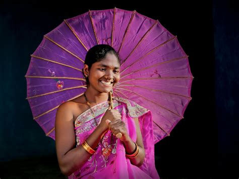 Fotografía De Una Mujer Con Un Vestido Floral Rosa Sonriendo · Foto De