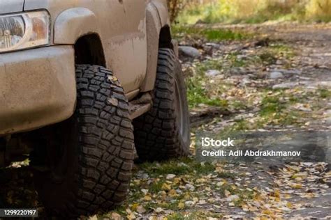 가을 숲의 자갈 길에서 오프로드 Suv 가을 산악 도로 풍경 카톤에서 우룬카이카까지 의 오래된 오스트리아 도로 0명에 대한 스톡 사진 및 기타 이미지 Istock