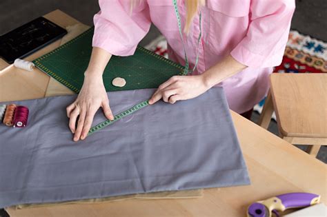 그녀의 패션 스튜디오에서 일하는 백인 여성 패션 디자이너의 높은 각도 클로즈업 보기 20 24세에 대한 스톡 사진 및 기타 이미지 20 24세 공예 기업가 Istock