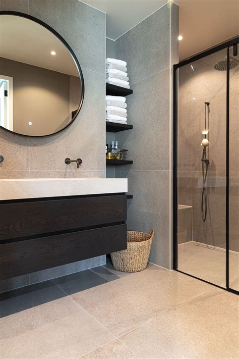 Badkamer Renovatie Marmerlook Visgraat Tegels En Goud Artofit