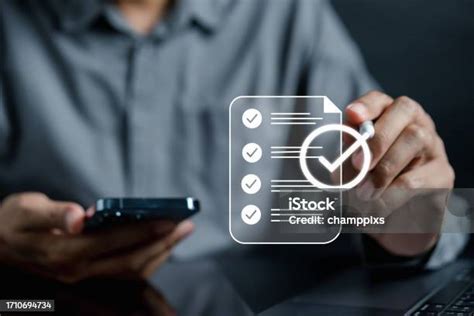 온라인 설문조사 작성 및 디지털 양식 체크리스트 품질 검사 개선 표준화 인증 규정 서비스 및 표준 준수 개념에 대한 스톡 사진