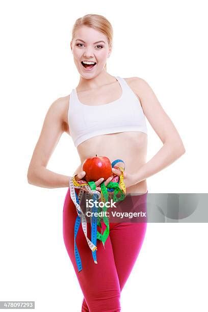 스포티 착용감 가진 여자 측정 테이프를 과일 시간을 다이어트 가냘픈에 대한 스톡 사진 및 기타 이미지 가냘픈 개념 개념과 주제 Istock