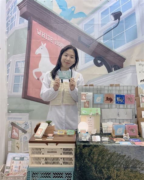 일러스트레이터 민디 🐴 다그닥 2025 달력 포스터 A3 12마리의 말이 그려진 2025년 달력 포스터로 벽꾸 달력 포스터는 부일페 V5 현장에서 만나보실 수 있습니다