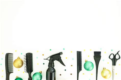 스프레이 빗가 위 및 흰색 바탕에 장식 크리스마스 미용사 프레임 세련 된 휴가 개념 평면 위치 최고 보기 0명에 대한 스톡 사진