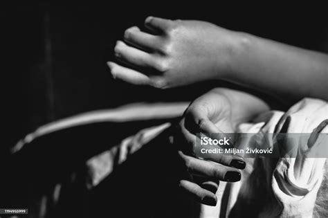 어두운 방에서 침대 흑백 매니큐어에 누워 여성 젊은 여자의 아름다운 손 여자에 닫을 시트 부드러운 열정 사랑 유혹 감정 개념에 손가락을 교차 감정에 대한 스톡 사진 및 기타