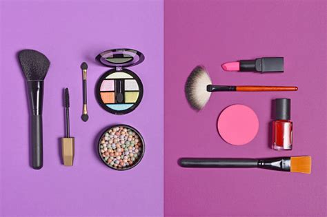 탑 뷰티 제품의 세트에 보기 립 스틱 마스카라 아이 섀도 홍당무 볼 파우더 매니큐어와 화장 브러시로 장식 화장품 립스틱에 대한 스톡 사진 및 기타 이미지 Istock