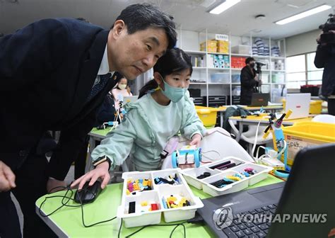 자동차 코딩로봇 설명 듣는 이주호 연합뉴스