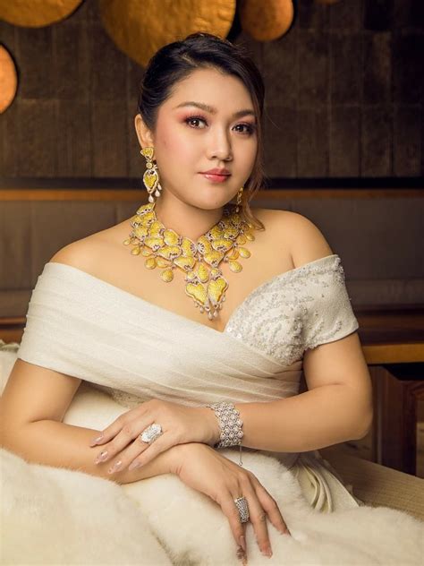 တန်ဖိုးကြီး လက်ဝတ်ရတနာတွေနဲ့ မြင်သူတိုင်း ချစ်အားပိုလောက်အောင် ကျက်သရေရှိရှိ လှရက်လွန်းနေတဲ့ သက