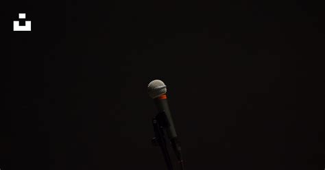 검은색 유선 마이크스탠드 포함 사진 Unsplash의 무료 검정 이미지