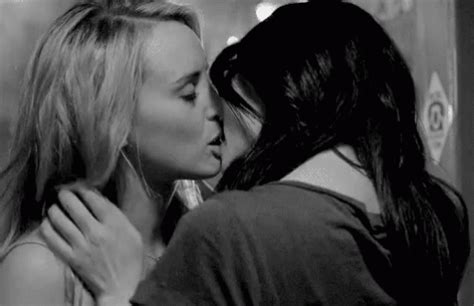 Fg Lesbian Kiss  Fg Lesbiankiss Makeout Discover And Share S