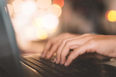 커피 숍에서 나무 테이블에 키보드 노트북을 사용 하 여 여자 손 비즈니스 기술 및 프리랜서 개념 금융에 대한 스톡 사진 및 기타 이미지 Istock