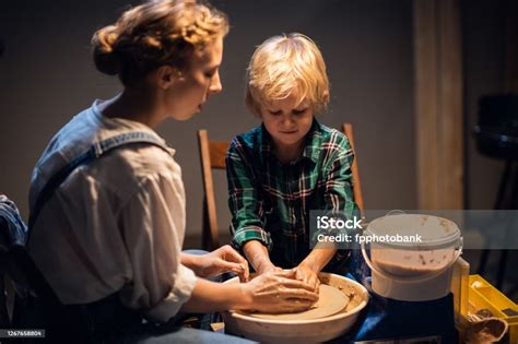 꽃병을 조각하는 도자기 작업장에서 매력적인 아들을 가진 젊은 어머니 2명에 대한 스톡 사진 및 기타 이미지 2명 가족 강사 Istock
