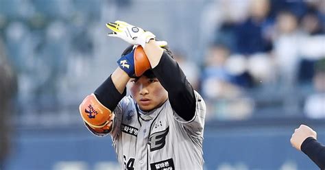 포토 첫 타석부터 안타 치는 한화 문현빈