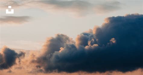 하늘에 먹구름 사진 Unsplash의 무료 하늘 이미지