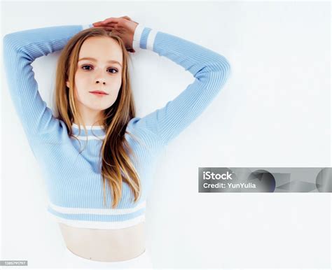 젊은 예쁜 금발 십대 소녀 감정적 인 포즈 흰색 배경에 고립 된 행복한 미소 라이프 스타일 사람들 개념 클로즈업 곱슬 머리에 대한 스톡 사진 및 기타 이미지 Istock