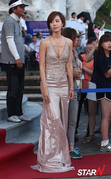 [포토] 김유미 레드카펫 위 아찔한 드레스 파이낸셜뉴스