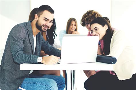 캠퍼스 노트북 컴퓨터와 무료 무선 연결을 사용 하 여 수업의 시작 부분에 대 한 대기 시간 동안 청사진을 그리기에 대 한 훈련 세미나를 보고 하는 남성과 여성 동급 생의