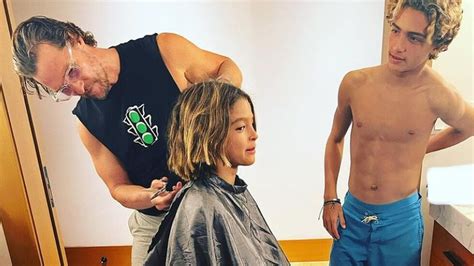 Матю Макконъхи сам подстригва сина си Nova