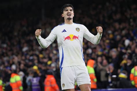 Pascal Struijks Gesture To Marcelo Bielsa That Many Missed At Leeds Uniteds Title Parade