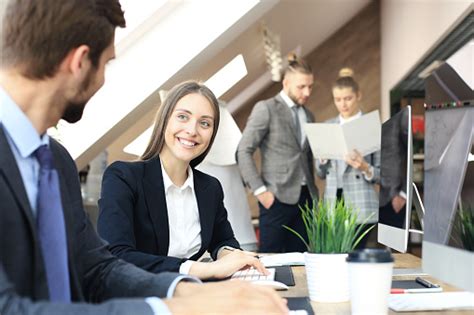 현대 사무실 공간에서 자신의 데스크톱 컴퓨터에서 작업 하는 젊은 기업 들 개발에 대한 스톡 사진 및 기타 이미지 개발 계획