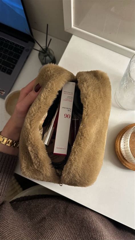 Instagram Kkkrisxoxo Здоровые девушки Предметы макияжа Косметичка
