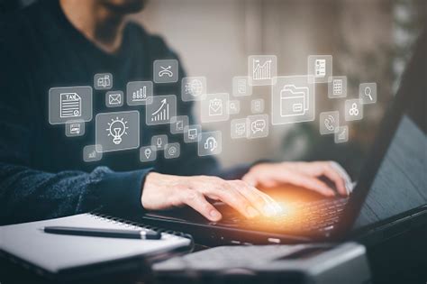 미디어 화면의 남자 유형 태블릿 및 그래프 화면 아이콘 통신 및 마케팅 개념 빅 데이터 Hr 인간 비즈니스 성공 데이터의 문서