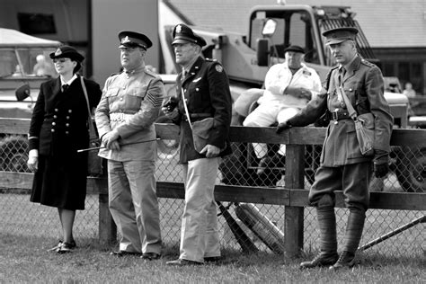 무료 이미지 Word War 2 축하 검정색과 흰색 하부 구조 차량 서 있는 스냅 사진 흑백 사진 단색화 인간 행동 거리 군대 소녀 어린이