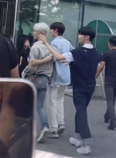 구마 on Twitter 이건 뭐 어깨동무도 아니고 걍 가라 https t co lhpD lpiL Twitter
