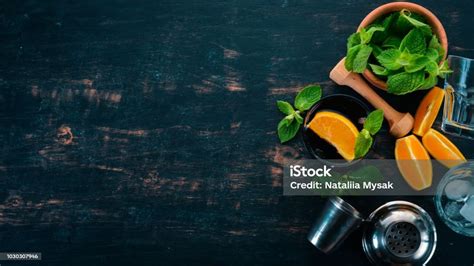 오렌지와 민트 알콜 칵테일입니다 Negroni 롱 아일랜드 럼 콜라 에 검은 나무 배경 텍스트에 대 한 여유 공간입니다 고명에 대한 스톡 사진 및 기타 이미지 Istock