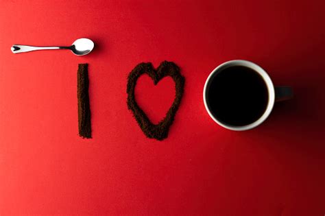 커피 콩과 커피 원두와 화이트 커피 한 잔으로 쓰여진 하트 심볼로 쓰여진 I 빨간색 배경입니다 0명에 대한 스톡 사진 및 기타 이미지 Istock