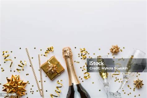 컬러 반짝이 색종이와 선물 상자 공간이있는 샴페인 병으로 컬러 풀 배경 상단 보기에 텍스트를 제공합니다 재미있는 크리스마스와 생일 축하 파티에 대한 스톡 사진 및 기타