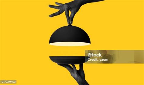 노란색 배경에 트레이가 있는 손 예술 콜라주 디지털 팝 현대 미술 음식에 대한 스톡 사진 및 기타 이미지 음식 합성사진 접시 Istock