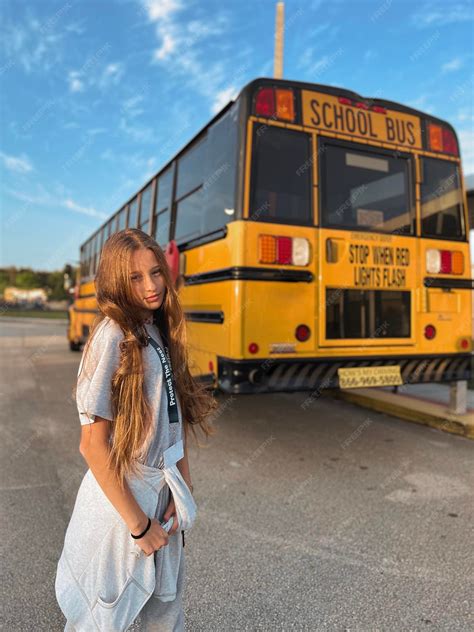 Linda Garota Adolescente Entrando No ônibus Escolar Foto Premium