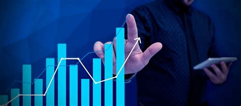 태블릿을 들고 서서 가상 그래프를 누르고 있는 남자 비즈니스 남자 운반 패드 태핑 스위치 가리키기에 대한 스톡 사진 및 기타 이미지 가리키기 경영자 금융 Istock