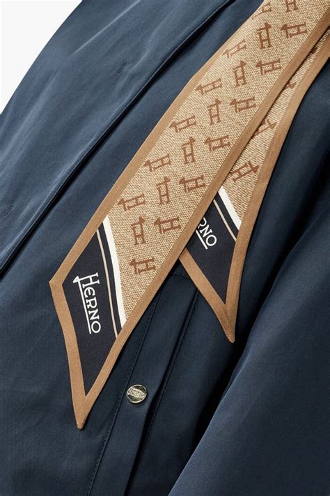 Herno에르노 에르노 로고 패턴 스카프 하이넥 자켓 Sivillage 에스아이빌리지 Herno에르노 에르노 로고 패턴 스카프 하이넥 자켓 Sivillage 에스아이빌리지