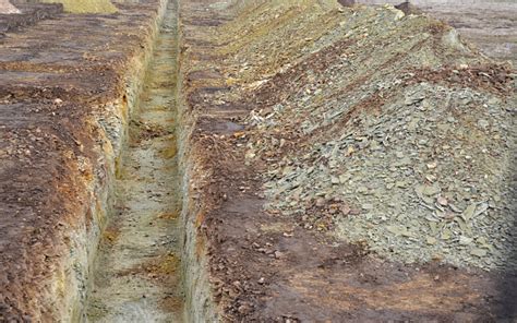유틸리티 네트워크 하수도 파이프 전기 케이블 또는 새로운 건물에 가스 연결을 배치하기위한 발굴 심하게 흩어져 있는 바위 토양을 파고 보병을 보호하기 위한 참호 전쟁 노력